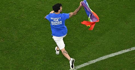 Torcedor Invade O Campo Com Bandeira Lgbt Durante Portugal X Uruguai Gzh