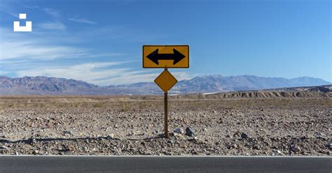 사막에서 반대 방향을 가리키는 도로 표지판 사진 Unsplash의 무료 데스밸리 국립공원 이미지