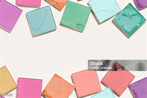 베이지색 배경에 메이크업을 위한 멀티 컬러 사각형 견본 아이섀도 눈 화장품을 위한 트렌드 파스텔 생생한 색상 질감 분말 아이섀도우 색상 팔레트 평면도 클로즈업 패턴 색상