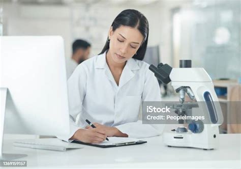 실험실에서 일하는 동안 메모를 작성하는 젊은 과학자의 샷 실험실에 대한 스톡 사진 및 기타 이미지 실험실 컴퓨터 과학자