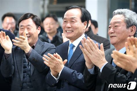 환하게 웃는 김주수 의성군수 뉴스1