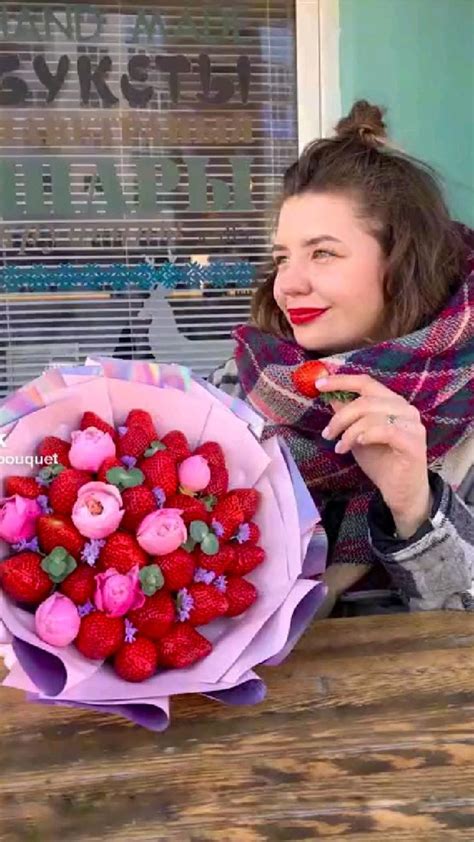 Съедобный букет с клубникой мастер класс в 2025 г Съедобные подарки своими руками Фруктовые