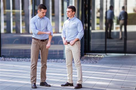 그들은 비즈니스에 대 한 얘기 두 사업가 휴식 커피와 거리 시 흐림 배경 2명에 대한 스톡 사진 및 기타 이미지 2명 거리 경영자 Istock