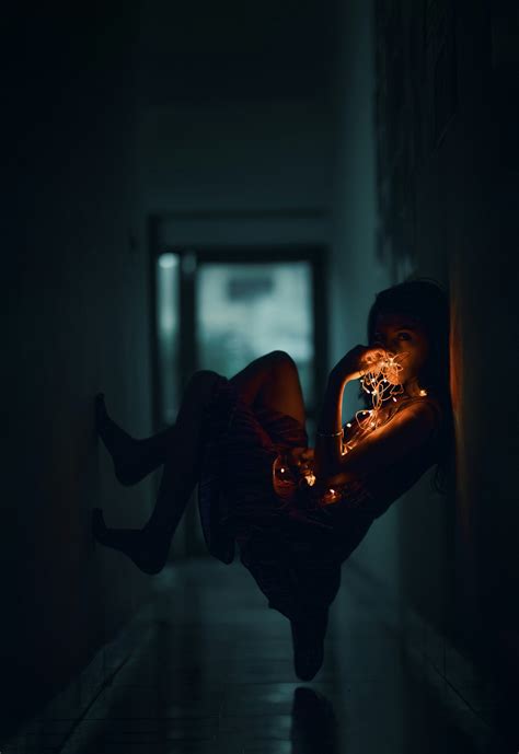 暗い廊下の床に横たわる人物の写真 Unsplashの廊下の無料画像