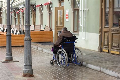 Ein Behinderter älterer Mann Im Rollstuhl Kann Ohne Rampen Kein Gebäude