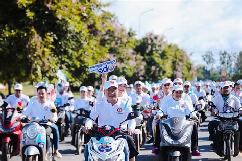 ទិដ្ឋភាពប្រជាពលរដ្ឋយ៉ាងច្រើនកុះករចូលរួមពិធីបើកយុទ្ធនាការឃោសនាបោះឆ្នោតជ្រើសតាំងតំណាងរាស្ត្រ