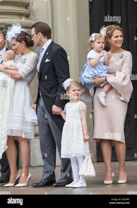 Baby Prince Oscar de Suède bapteme la princesse Victoria embrasse