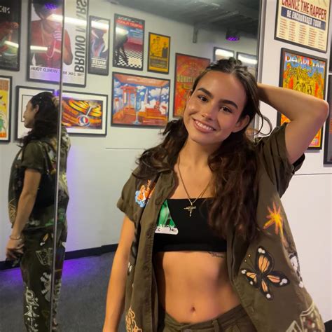 Sofia Elizabeth Has Airpods In To Help Her Ears From Being Next To A Loud Speaker Instagram