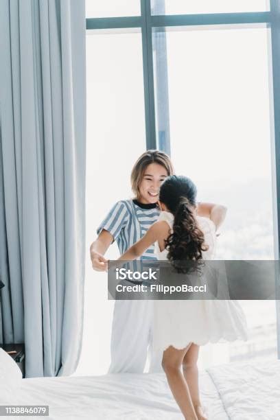 어머니과 딸 재생 함께에 The 침대 딸에 대한 스톡 사진 및 기타 이미지 딸 어머니 춤 Istock