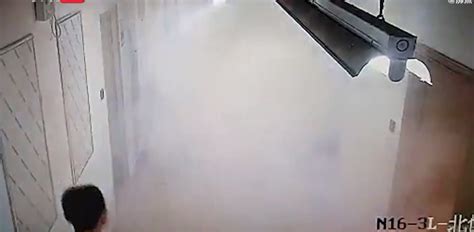 深圳一高校化学实验室起火，一博士后实验人员头发着火被送医，原因正调查 腾讯新闻