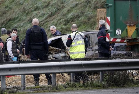 Detalji stravičnog udesa u Francuskoj Automobil uleteo u bale sena