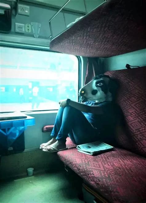 印度女性戴牛头面具拍照 抗议活得还不如一头牛