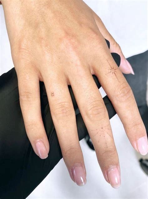 Pin By Angelina Dix On Tatoeage Ideeën Hand And Finger Tattoos Tiny