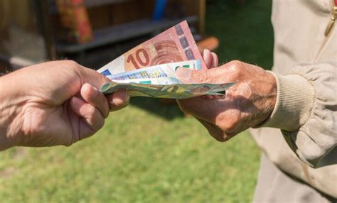 Nowe metody oszustw i wyłudzeń Seniorzy uważajcie