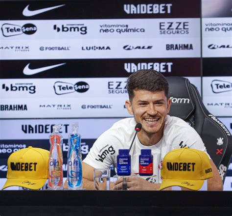 Hugo diz que acerto Corinthians é sonho realizado e se mostra ciente de pressão do clube
