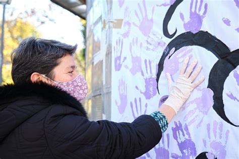 여성 참여 벽화에 대한 폭력 근절을 위한 국제기념일에 손을 그린 여성 11월에 대한 스톡 사진 및 기타 이미지 11월 개념