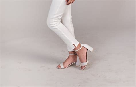 סנדלים לבת מצווה שלי שכטר סטודיו לעיצוב שמלות בת מצווה בוקים פרום וסטיילינג