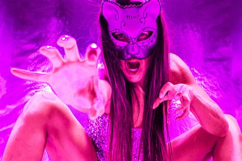 자외선 조명 아래 마일라 텐트에 앉아 고양이 마스크에 아름다운 여자의 클로즈업 갇힌에 대한 스톡 사진 및 기타 이미지 갇힌 남아프리카공화국 다중 색상 Istock