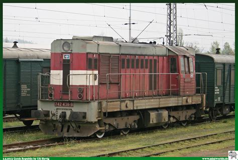 Lok 742 436-9 geparkt auf einemAbstellgleis.