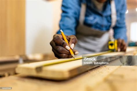 열심히 일하는 전문 목수 여성의 손 만들기 마크의 클로즈업 뷰 목수에 대한 스톡 사진 및 기타 이미지 목수 목공 아프리카계 미국 민족 Istock