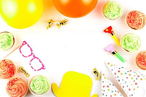 흰색에 다채로운 생일 파티 액세서리입니다 포장 된 선물 색종이 풍선 파티 모자 장식 복사 공간 0명에 대한 스톡 사진 및 기타