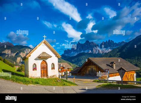 Kleine kapelle in den bergen Fotos und Bildmaterial in hoher Auflösung Alamy
