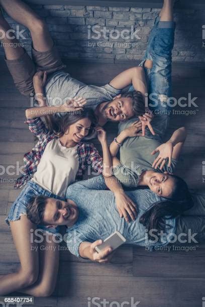 행복 친구 바닥에 누워 고 휴대 전화와 함께 Selfie의 위 셀카에 대한 스톡 사진 및 기타 이미지 셀카 누워있기 청년