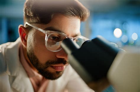 의료 분야의 조사 실험실 또는 의학 연구를 위한 과학자 인간 및 현미경 생명 공학 혁신 과학 또는 수명 연장 약물 실험 장수 및 화학으로 배우기 과학자에 대한 스톡 사진 및