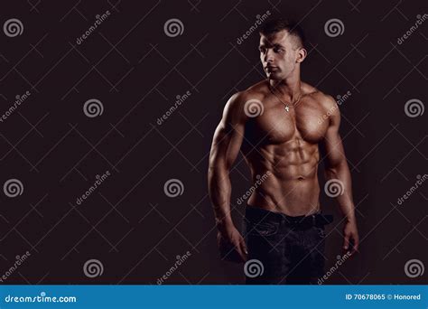 Mit Nacktem Oberk Rper Junger Mann Stockbild Bild Von Gesund Leistung