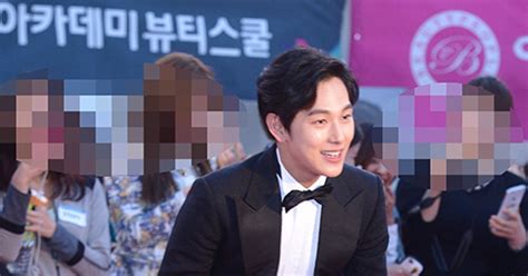 포토엔 임시완 예의바른 90도 인사