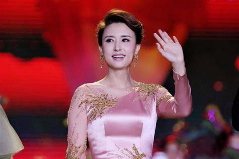 央视美女主持，长得漂亮才华横溢，低调嫁人，被丈夫、婆婆宠成宝