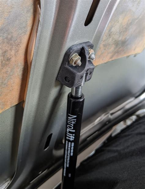 Boot Gas Strut Replacement