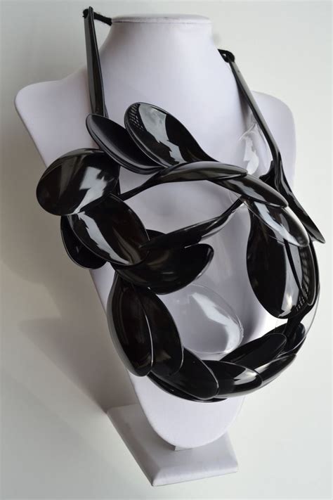 Pin Di Enora Su Collane Collane Plastica Scultura