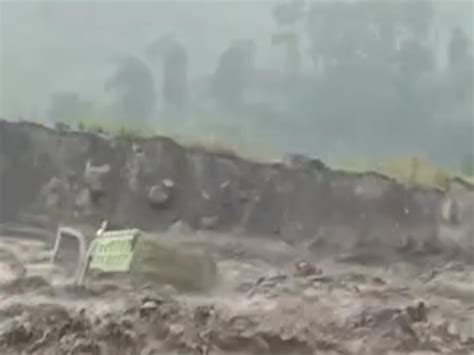 Viral Truk Pasir Di Lumajang Terseret Banjir Lahar Hujan Gunung Semeru