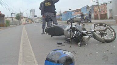 MTTV 1ª Edição Cuiabá Motociclista bate em traseira de carro no
