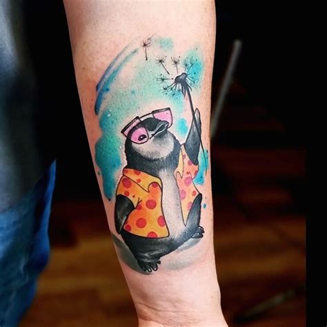 Tatuaż pingwin w ciepłych krajach Autor Lucky Tattoo dziarownia pl