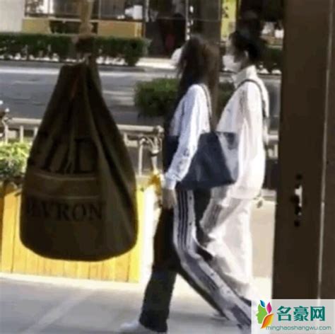 虞书欣赵小棠逛街 两人全程手牵着手休闲自在 热点资讯 名豪网
