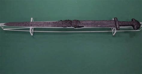 Un Hombre Descubrió Una Espada Vikinga De 1000 Años Mientras Nadaba En