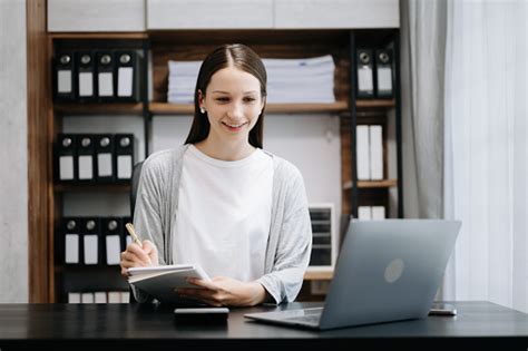 여성 사무실 여성 창업가의 초상화는 커피숍에 앉아 사무실 책상에 앉아 노트북을 들고 일하고 창업하고 일하는 것에 대해 공상한다 25 29세에 대한 스톡 사진 및 기타 이미지