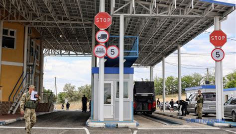 У ДПСУ розповіли скільки водіїв перетинає кордон із гумвантажем після зміни правил Читайте на