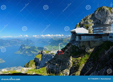 Approche De Funiculaire Jusqu Au Dessus De La Montagne De Pilatus De Lucerne S Image Stock