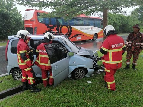 27yo Woman Sustains Minor Head Injury After Car Crashes Into Tree At