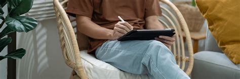 디지털 태블릿에서 작업하는 그래픽 디자이너 그래픽 태블릿 및 컬러 견본 샘플을 그리는 아티스트 아티스트 크리에이티브 디자이너 스케치 그래픽 그리기 창의적인 창의력 그리기