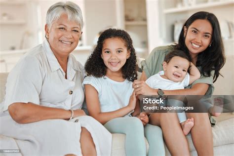 집에서 소파에 그녀의 딸과 손자와 결합 성숙한 여자의 샷 가족에 대한 스톡 사진 및 기타 이미지 가족 소녀 여자 Istock