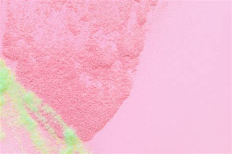 많은 여러 가지 색상의 스팽글이 분홍색 배경에 흩어져 있습니다 만들기에 대한 스톡 사진 및 기타 이미지 만들기 먼지