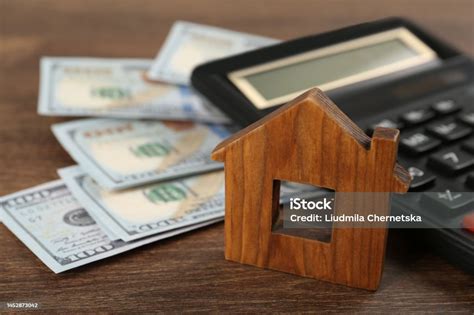 모기지 개념입니다 집 모델 계산기 및 나무 테이블에 돈 근접 촬영 0명에 대한 스톡 사진 및 기타 이미지 0명 가격 개념