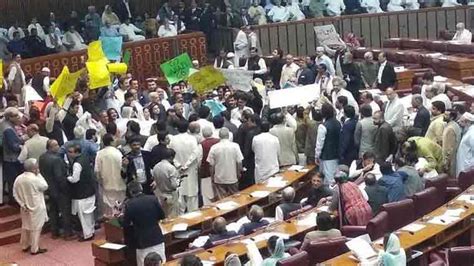 بجٹ اجلاس اپوزیشن کا احتجاج، سپیکر ڈائس کا گھیرا، بجٹ کی کاپیاں پھاڑ