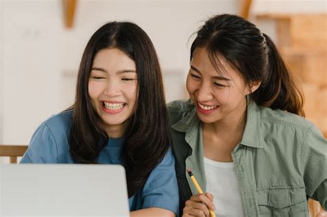 Geschäft Asiatisches Lesbisches Lgbtq Frauenpaar Erklären Zu Hause Kostenlose Foto