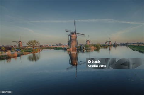 해돋이에있는 전통 풍차 그룹 Kinderdijk 네덜란드 세계 문화 유산 0명에 대한 스톡 사진 및 기타 이미지 0명 강