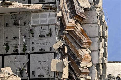 Страшни слики од неапол урнати гробишта висат ковчези